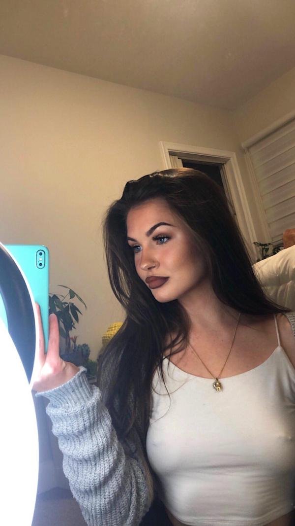 28 Stunning Braless Beauties Barnorama